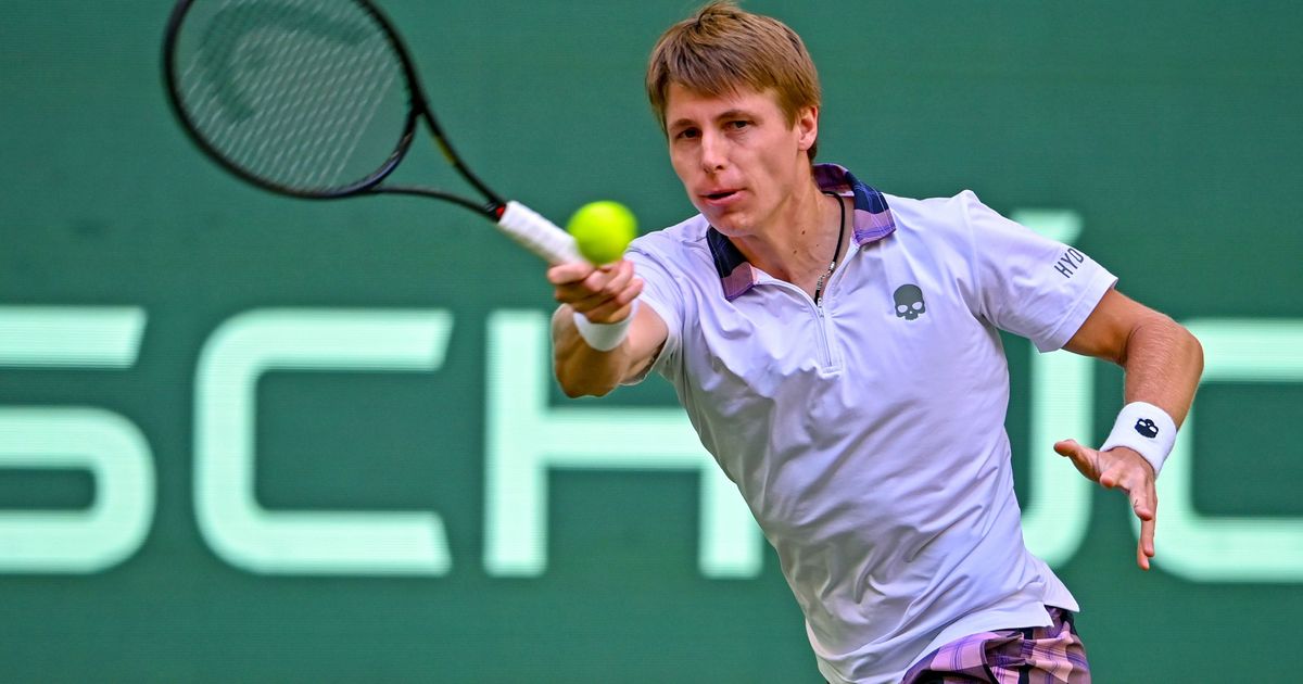 Ivashka digs out backhand winner