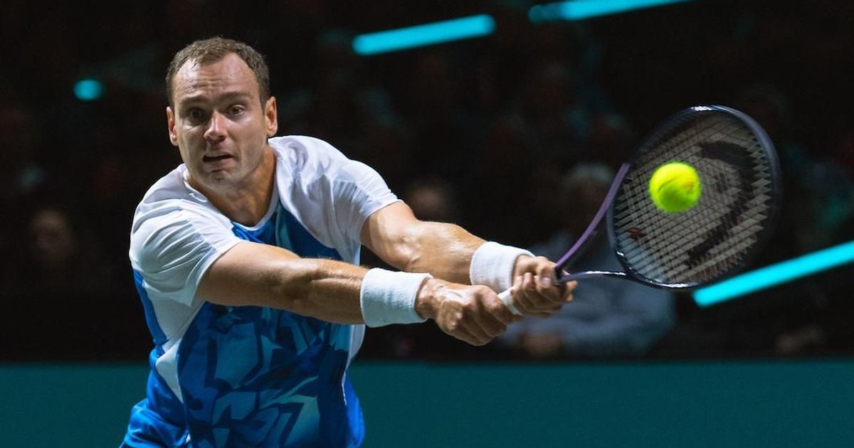 Stunning Safiullin lob