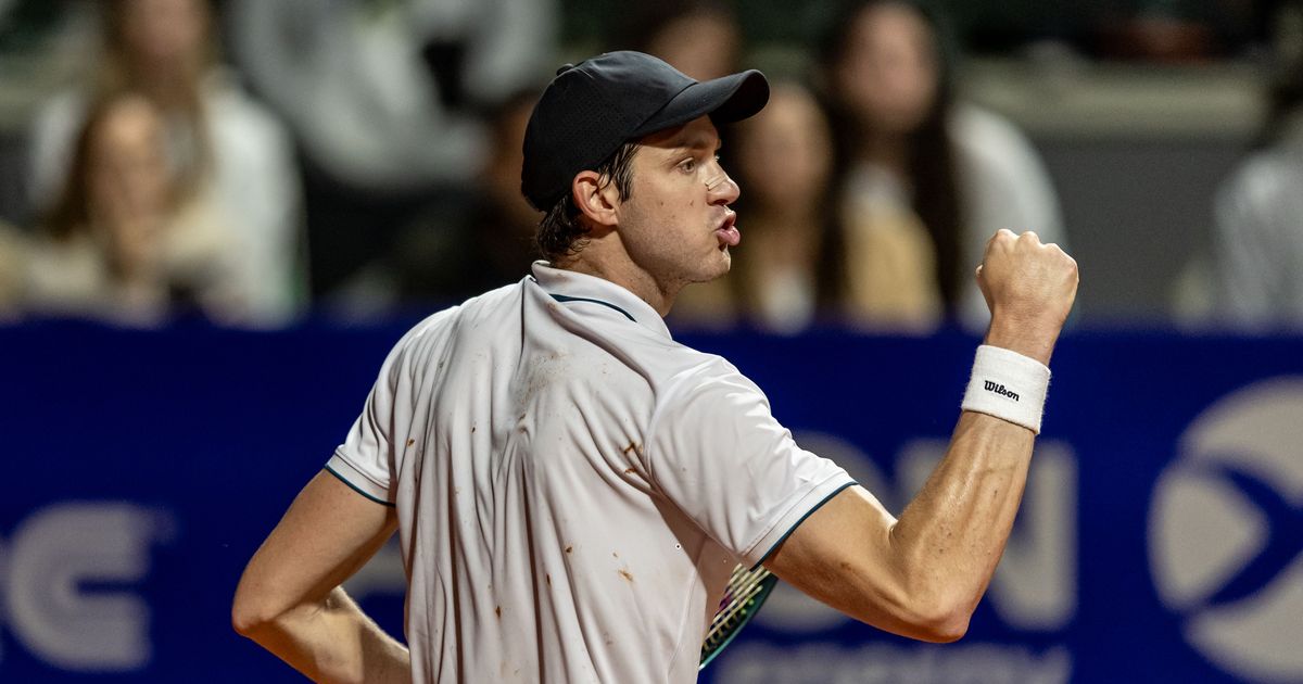 Jarry backhand on the run