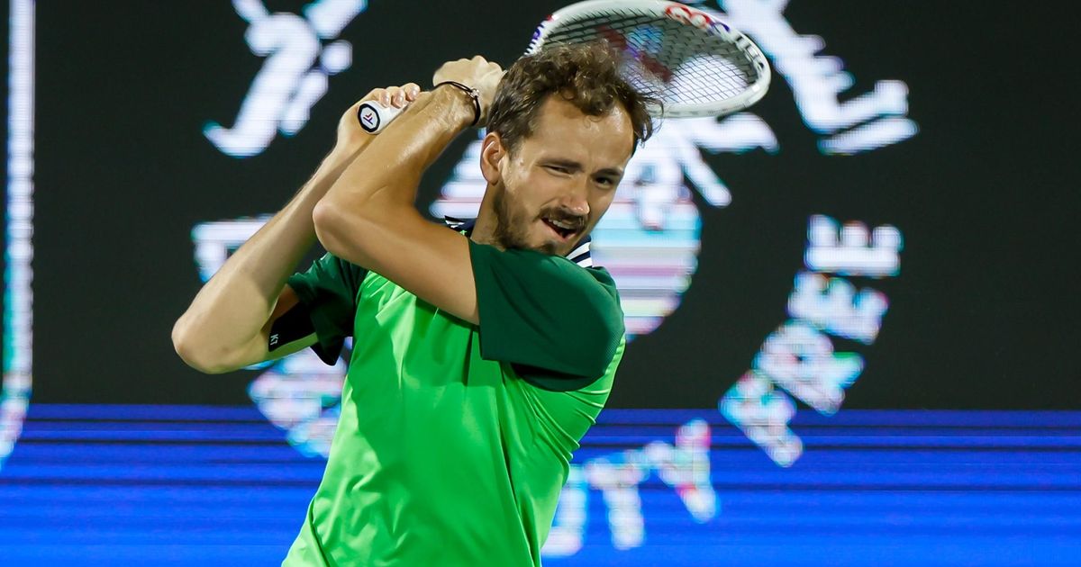 Medvedev's incredible backhand pass