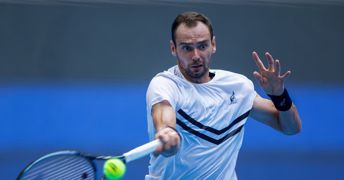 Safiullin finds way past de Minaur