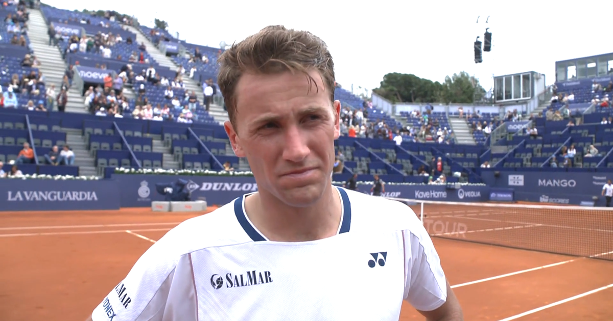 Defending champion Ruud eases through opener in Barcelona